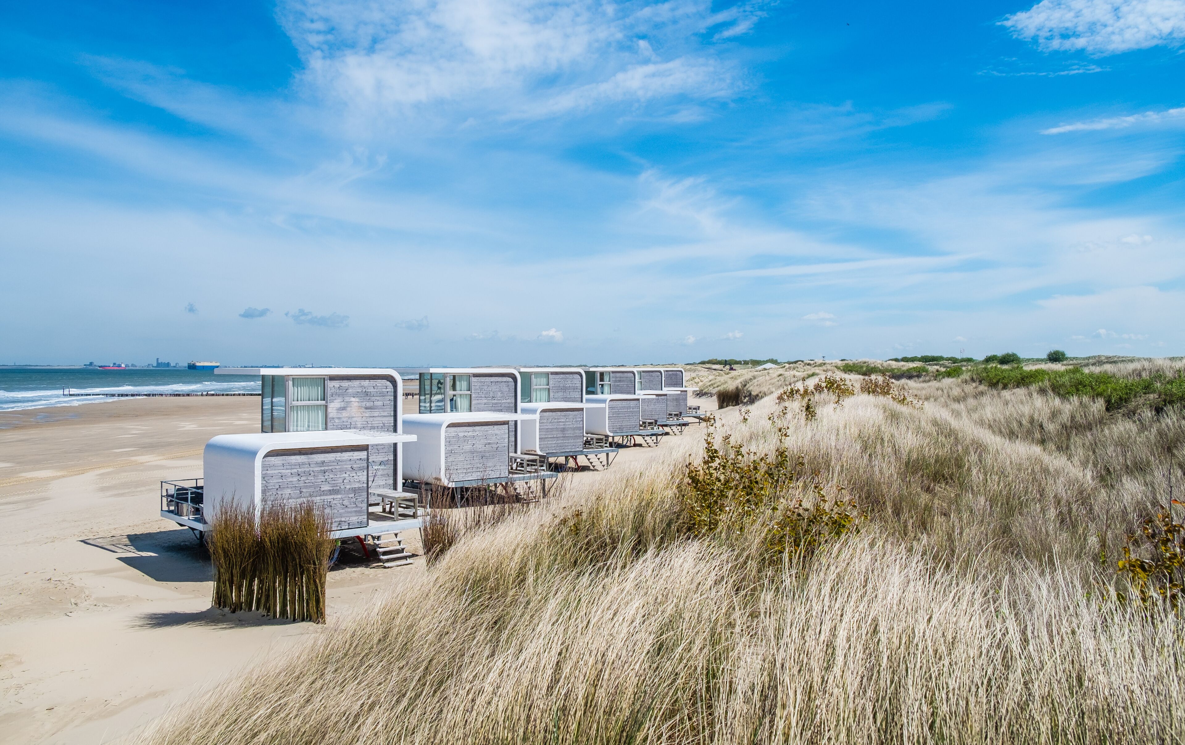 Casas móveis à beira-mar, com vista para o oceano e dunas.