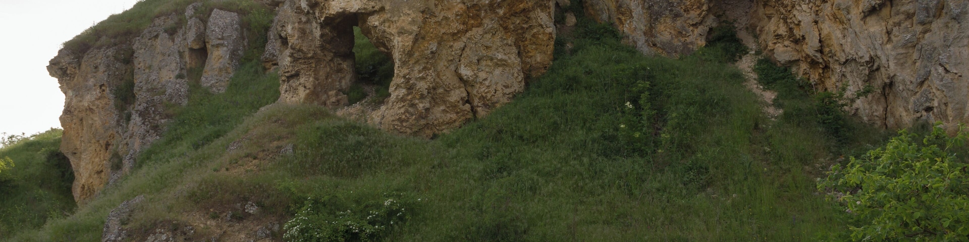 Dominante Südfront des Natruschutzgebietes Goldberg bei Pflaumloch nahe Bopfingen.