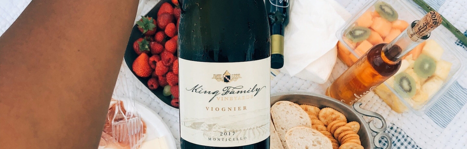 When exploring the country country of Charlottesville, Kong’s Family Vineyard should be at the list of your bucket list. Besides the great wine, on Sunday they have Polo matches and nothing better enjoying the match with family, great wine, and delicious food.
#Trovember #lifeatexpedia #food #wine