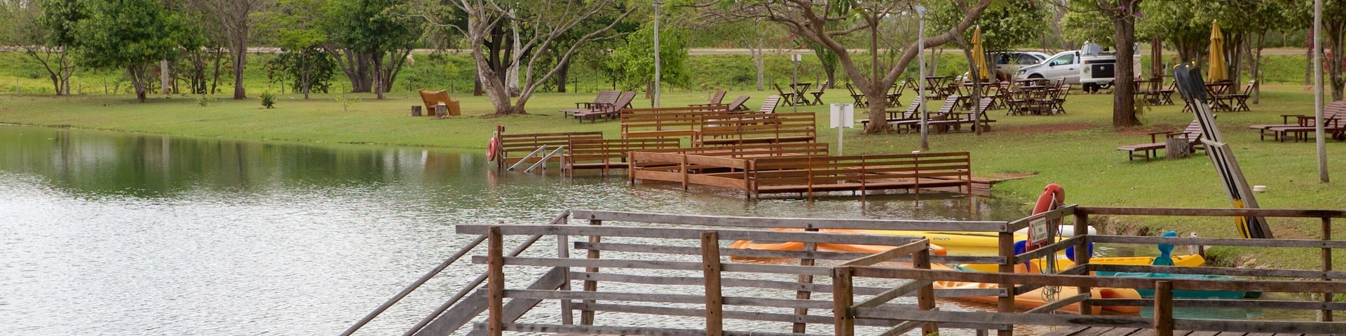 Parque Ecológico Rio Formoso que inclui um jardim e um lago ou charco