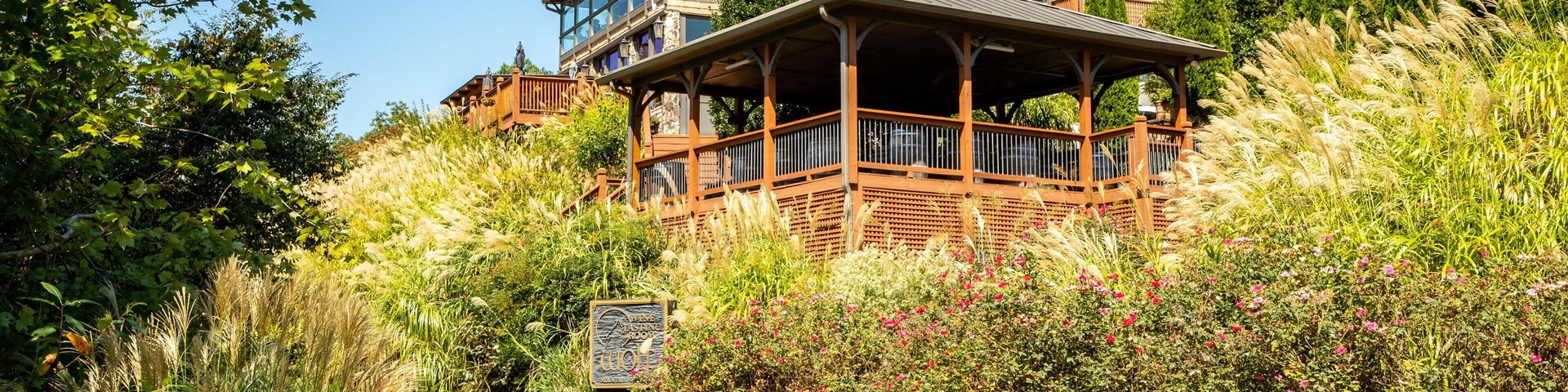 Wolf Mountain Vineyards featuring a house