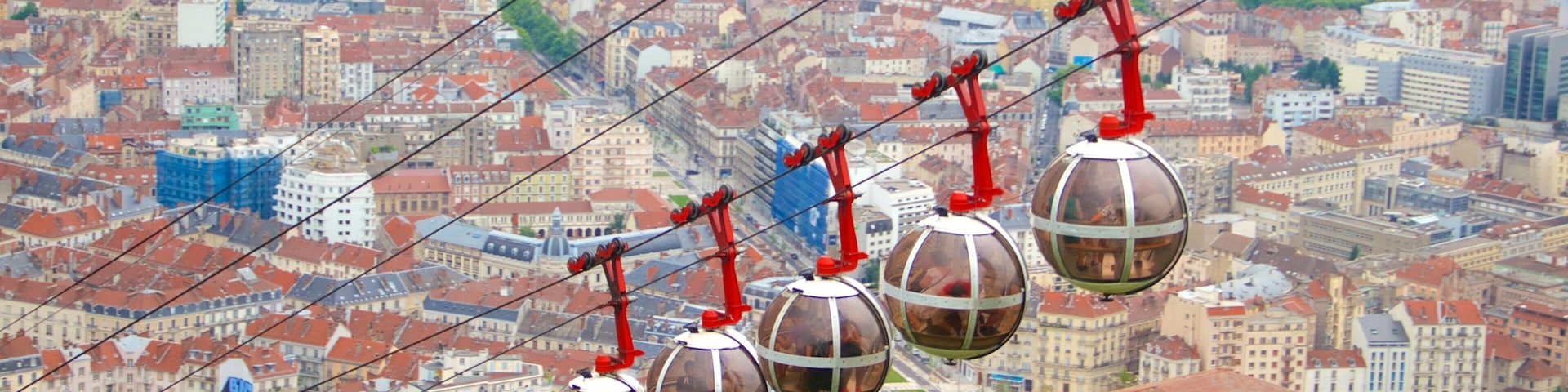 Bondinho Grenoble-Bastille que inclui uma cidade e uma gôndola