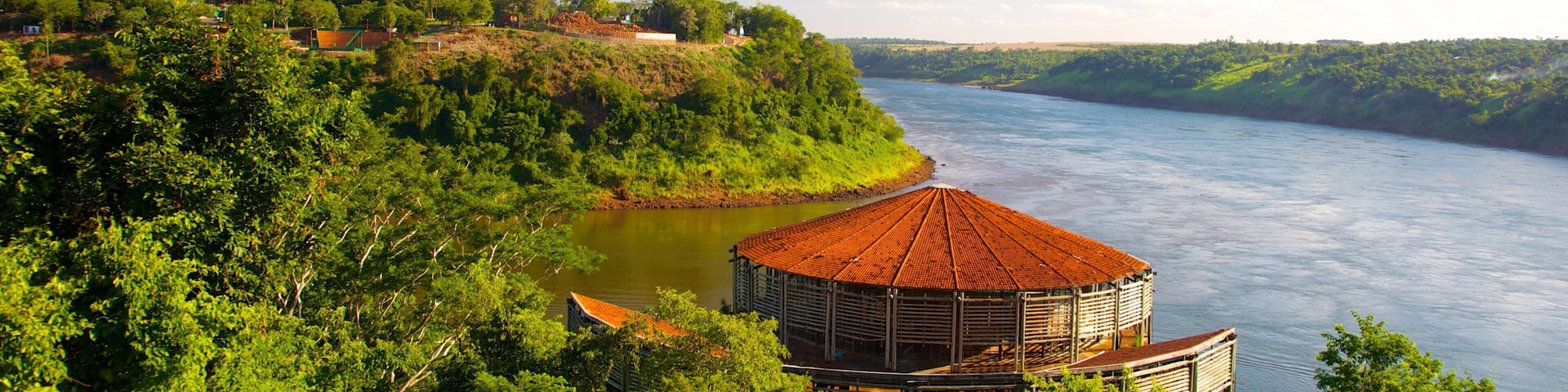 Marco das Três Fronteiras que inclui um rio ou córrego e florestas
