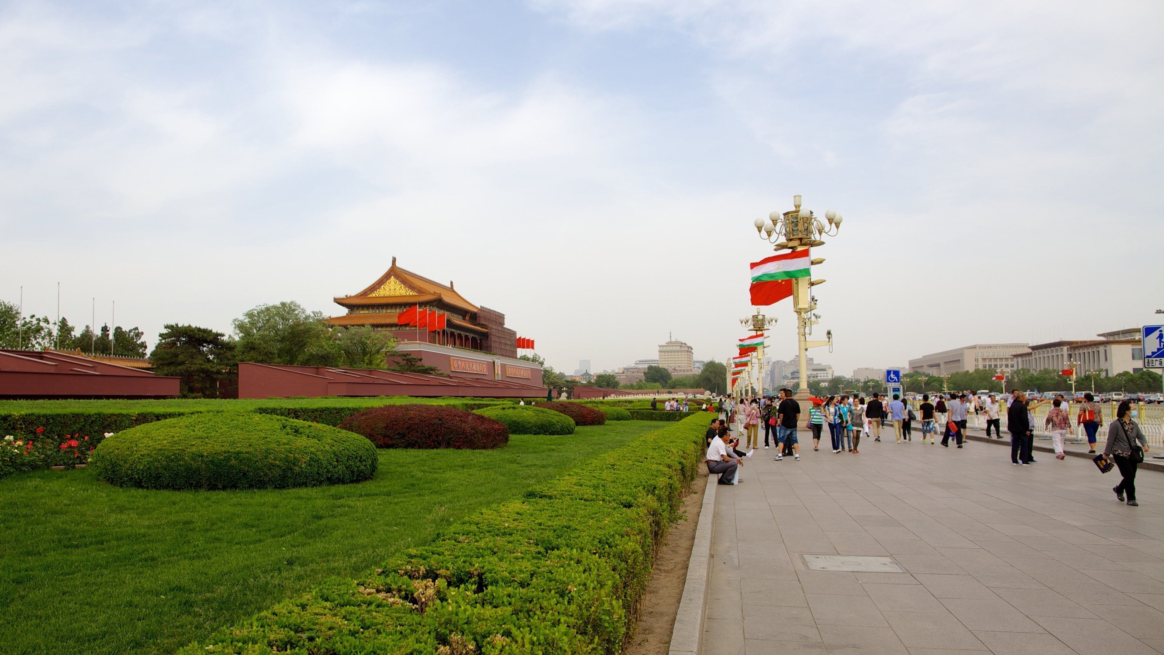Praça de Tiananmen mostrando cenas de rua e um jardim assim como um grande grupo de pessoas