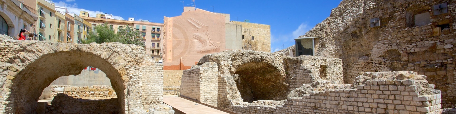 Muralha romana de Tarragona mostrando elementos de patrimônio e ruínas de edifício