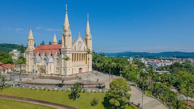 Uma catedral grande com várias torres e um campanário.