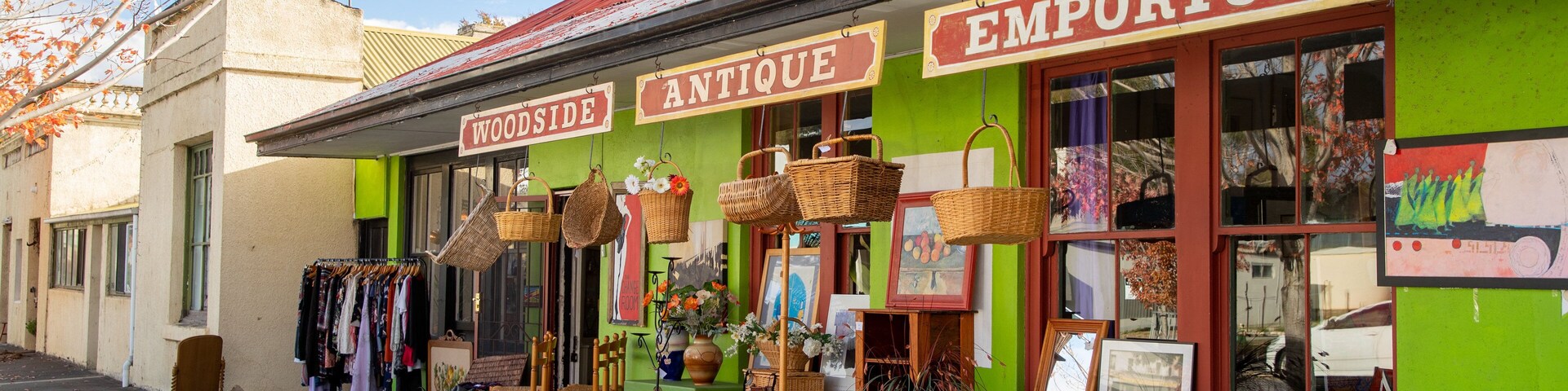 Woodside featuring signage