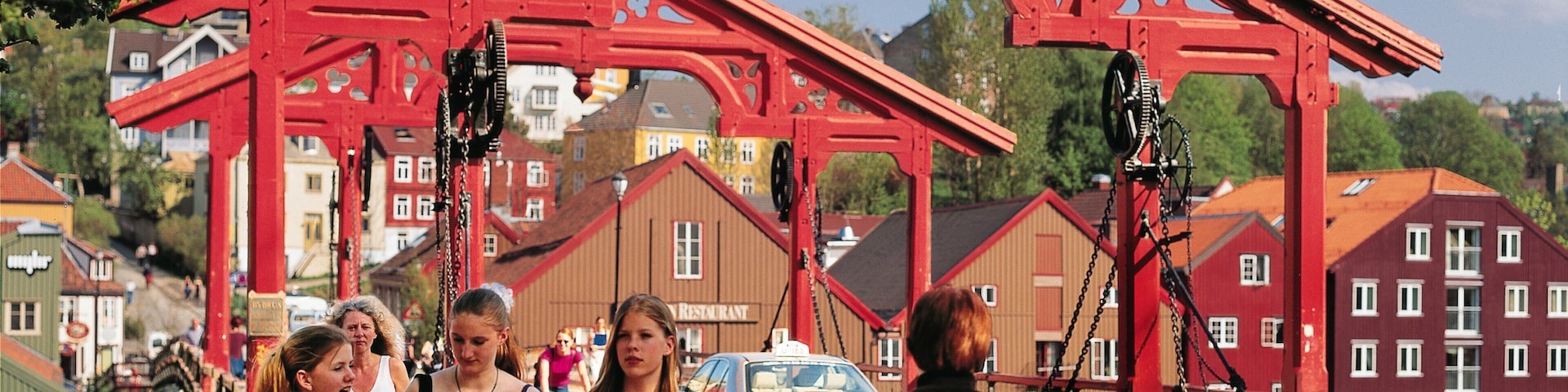 Gamle Bybro que inclui uma ponte, uma cidade pequena ou vila e cenas de rua