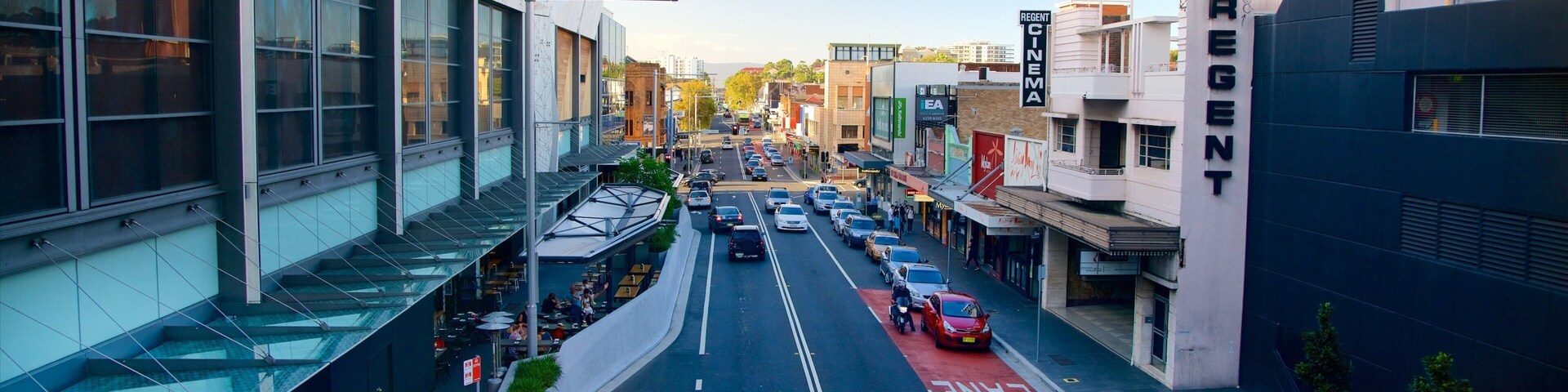 Crown Street Mall caracterizando uma cidade