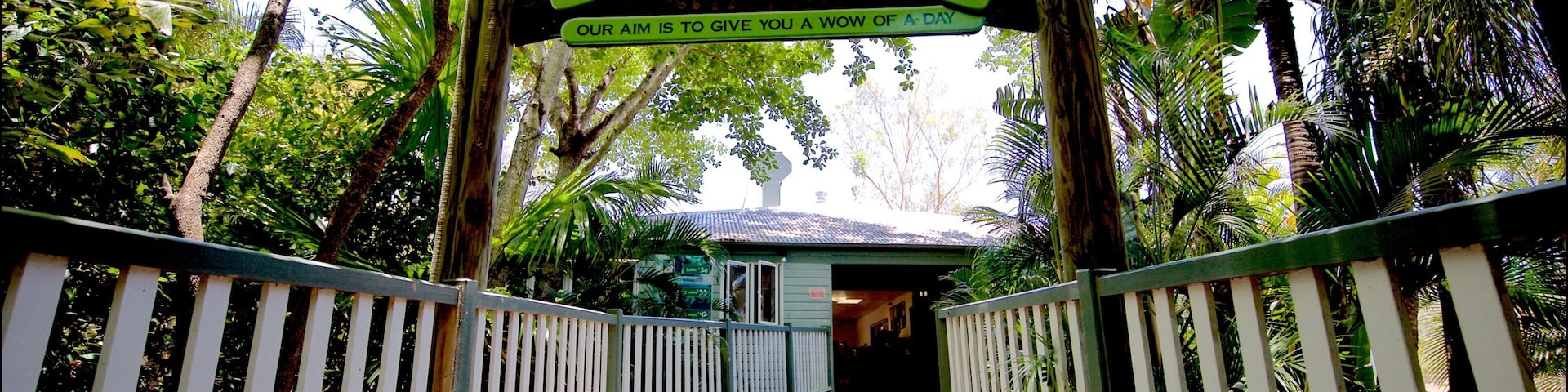 Billabong Sanctuary mostrando uma ponte e sinalização