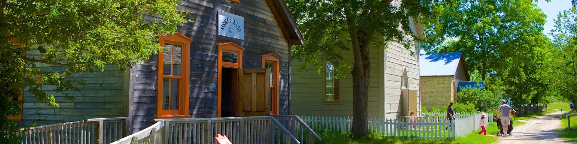 Fanshawe Pioneer Village caracterizando uma casa, cenas de rua e uma cidade pequena ou vila