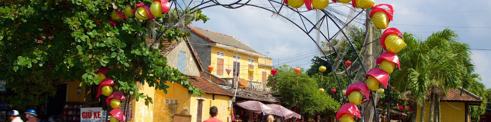 Praça Song Hoai que inclui uma cidade pequena ou vila, uma praça ou plaza e ciclismo