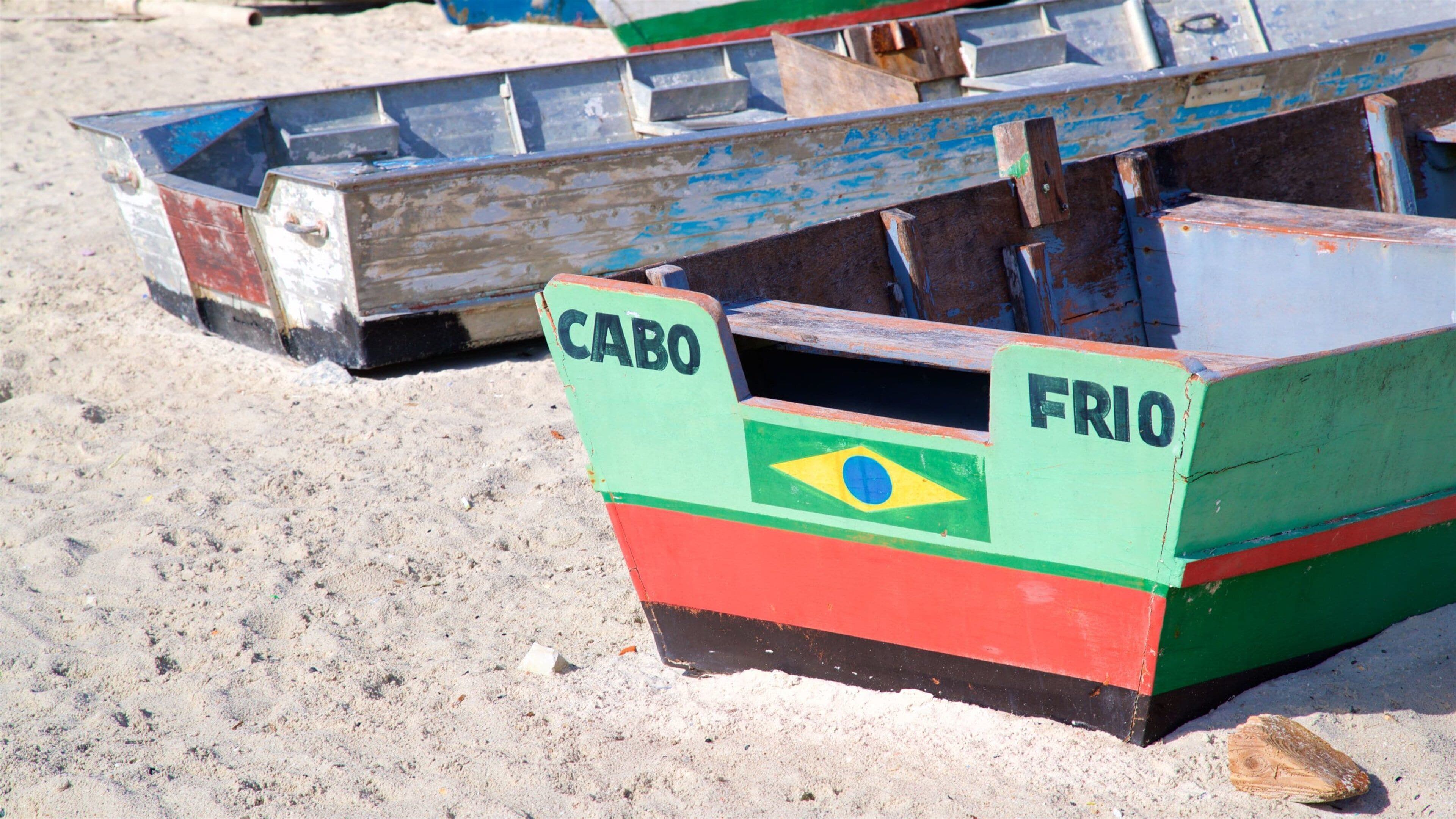 Uma embarcação colorida com as palavras 'CABO' e 'FRIO' pintadas, e a bandeira do Brasil.