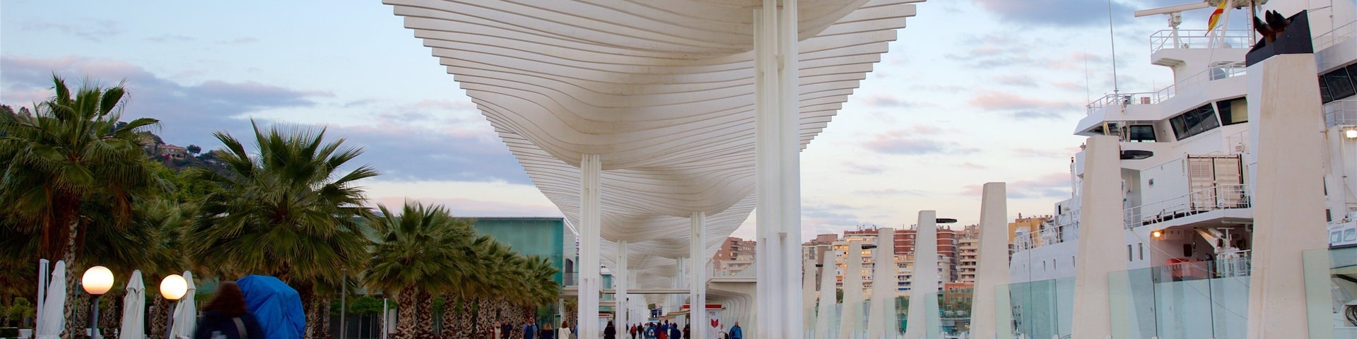 Porto de Málaga mostrando uma marina, arquitetura moderna e ciclismo