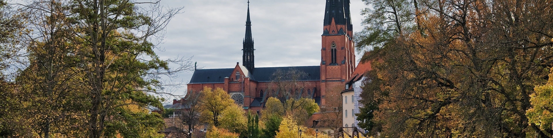 Uppsala que inclui um rio ou córrego, uma cidade pequena ou vila e folhas de outono