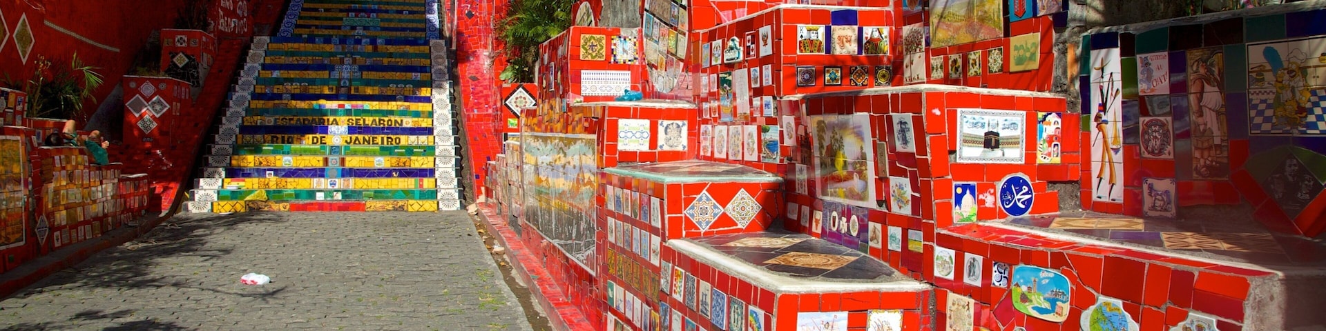 Escadaria do Selarón que inclui cenas de rua e arte ao ar livre