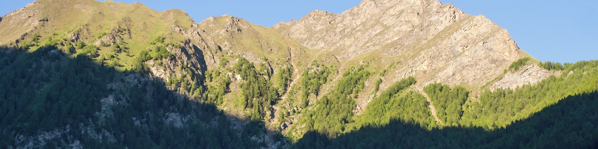Leitnerwand (2361m) und Überseilspitze (2458m) vom Weiler Afens im Pfitscher Tal aus gesehen