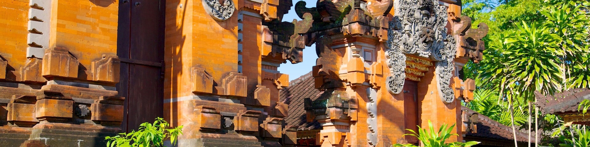 Petitenget Temple which includes a temple or place of worship and heritage architecture