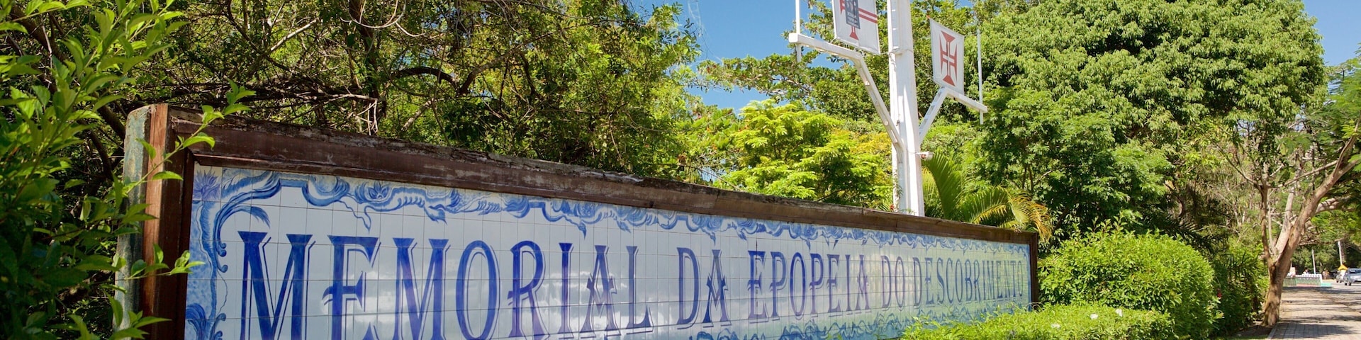 Memorial do Descobrimento do Brasil mostrando sinalização, um memorial e um jardim