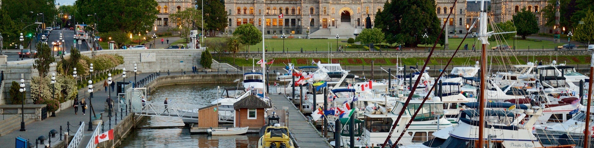 Victoria Harbour que inclui arquitetura de patrimônio e uma baía ou porto