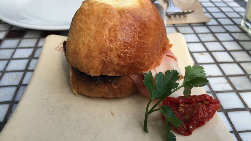 Brioche de jamón y queso