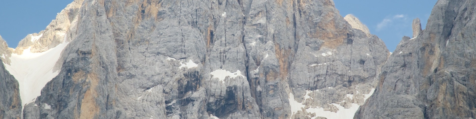 Passo Rolle caracterizando montanhas e escalada ou caminhada
