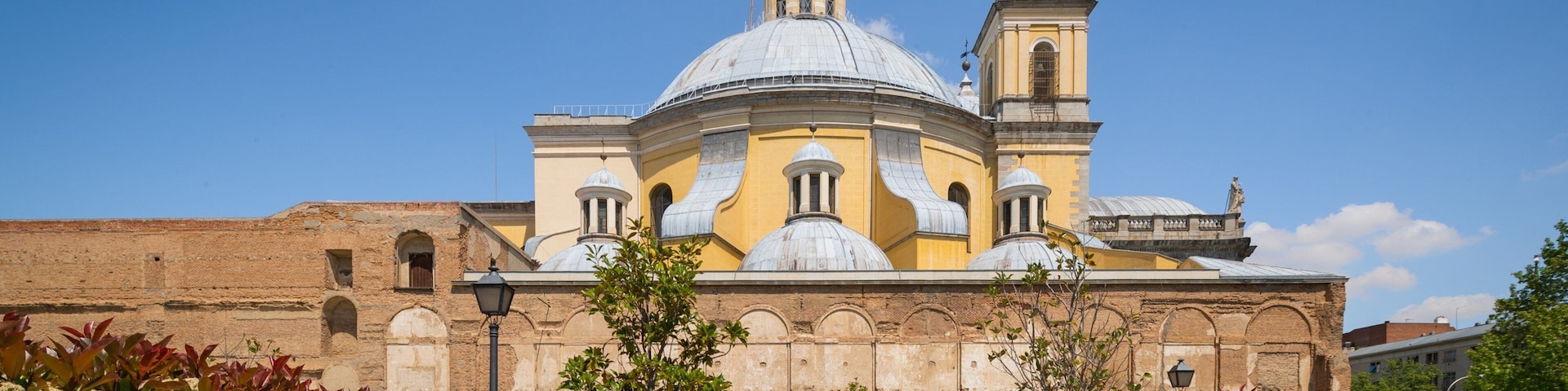 Um edifício histórico com uma grande cúpula e duas torres sineiras.