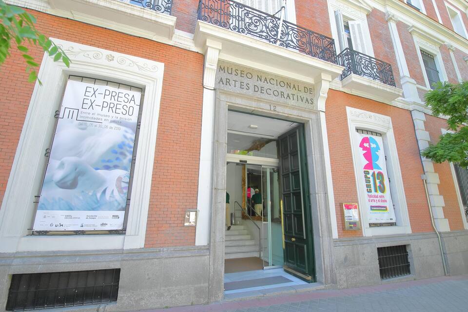 Entrada para o Museu Nacional de Artes Decorativas, com um cartaz grande e uma escadaria que leva ao interior.