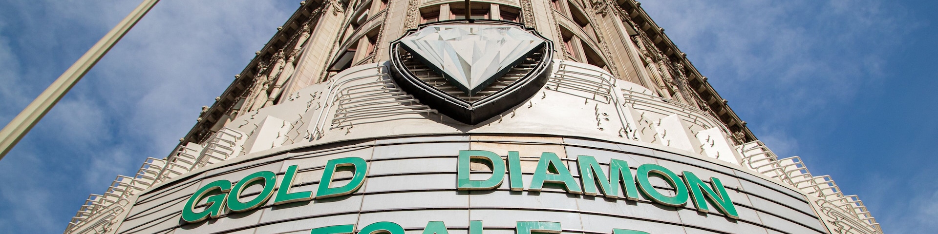 Exterior do edifício Gold Diamond Wholesale Retail, com design arquitetônico característico e sinalização.