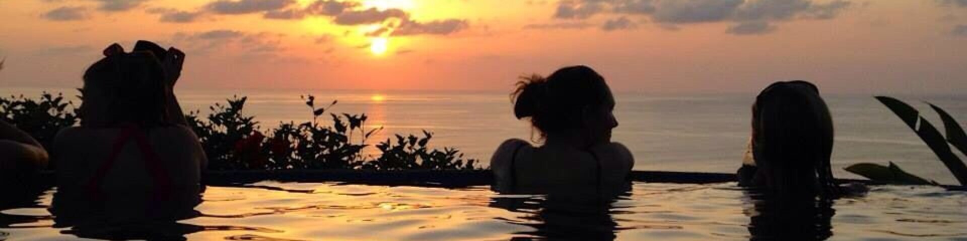 A beautiful infinity pool overlooking the ocean. A perfect happy hour/sunset place. $16 to use the pool, but the money is credited to your bar tab.
www.rebeccasroutes.com