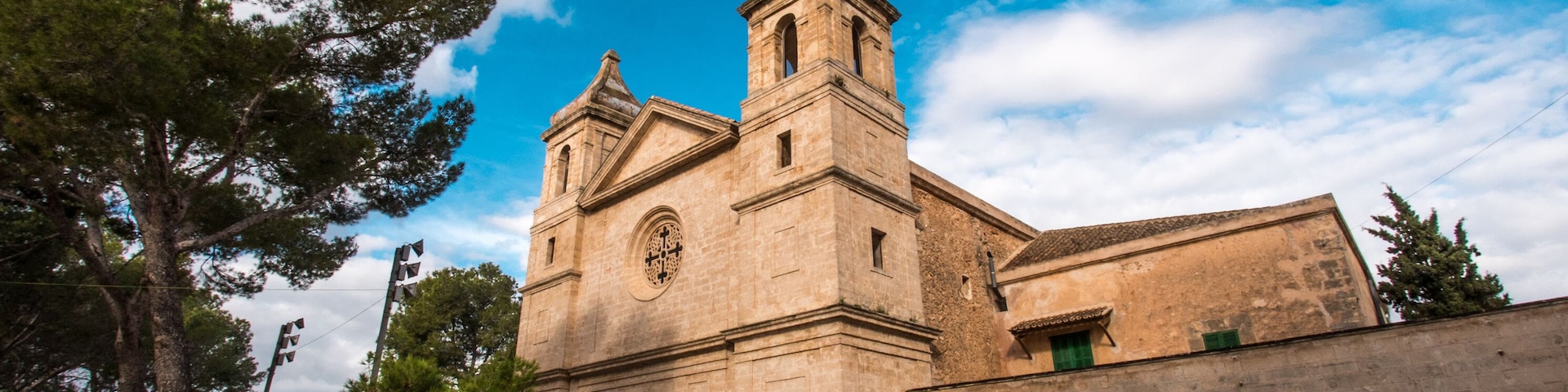 Uma igreja histórica com torre de sino e janelas em arco.