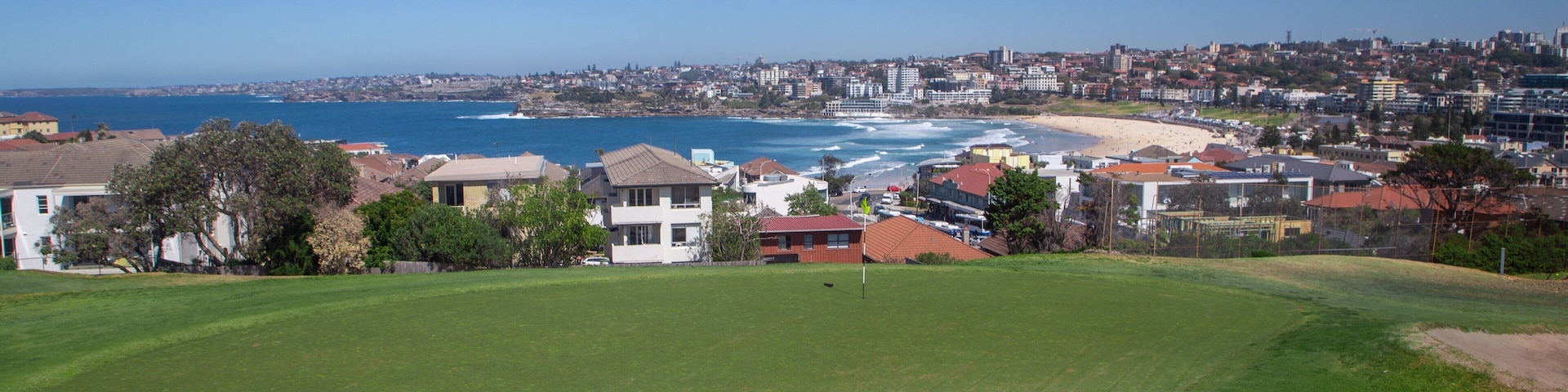 Bondi Golf Club showing a coastal town, golf and general coastal views