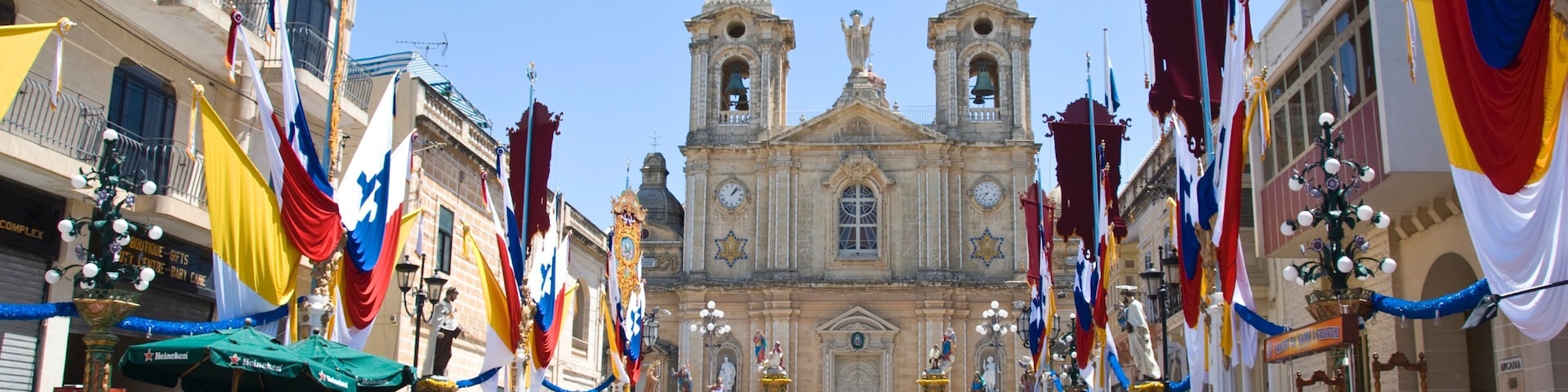 Zurrieq que inclui uma cidade, arquitetura de patrimônio e uma igreja ou catedral
