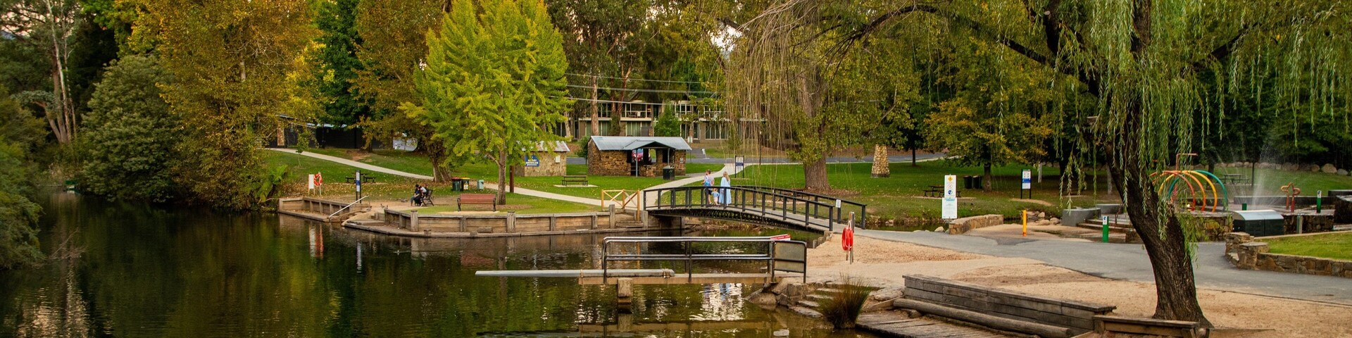 Centenary Park Streamside Reserve which includes a lake or waterhole and a garden