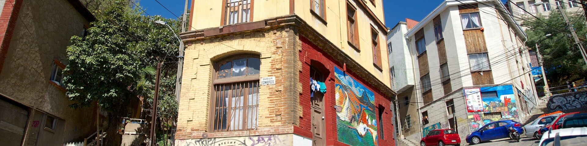 Museu a céu aberto de Valparaíso mostrando uma cidade