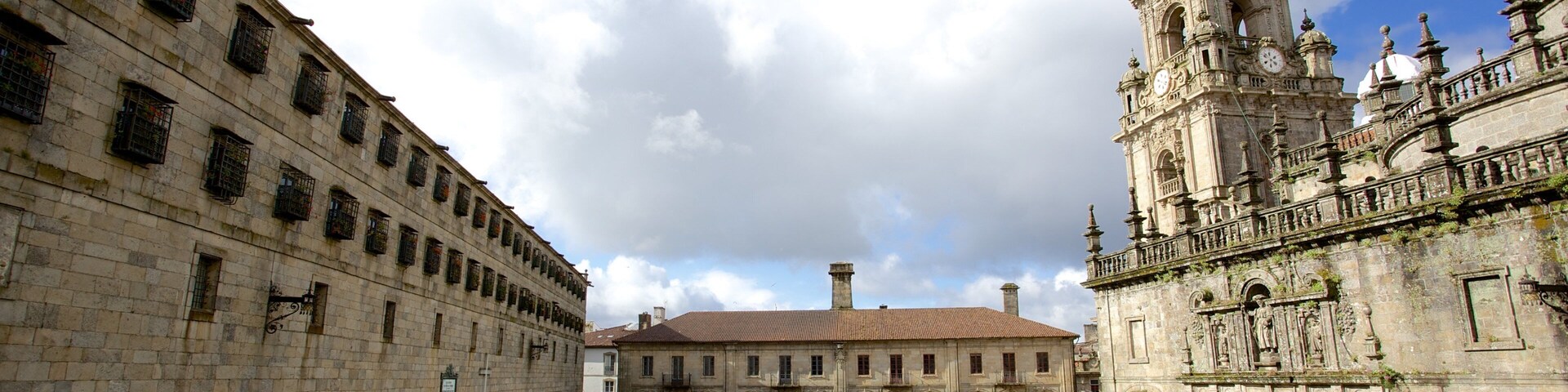 Plaza de la Quintana mostrando arquitetura de patrimônio, uma praça ou plaza e uma igreja ou catedral