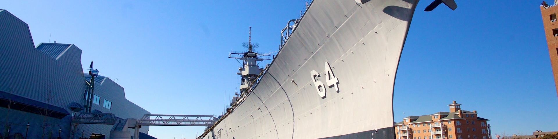 USS Wisconsin BB-64 caracterizando uma marina