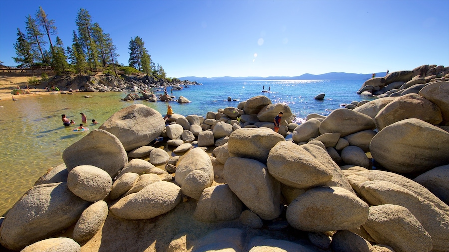 Sand Harbor que inclui litoral rochoso, paisagens litorâneas e uma praia de areia