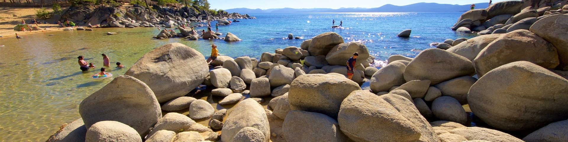 Sand Harbor que inclui litoral rochoso, paisagens litorâneas e uma praia de areia