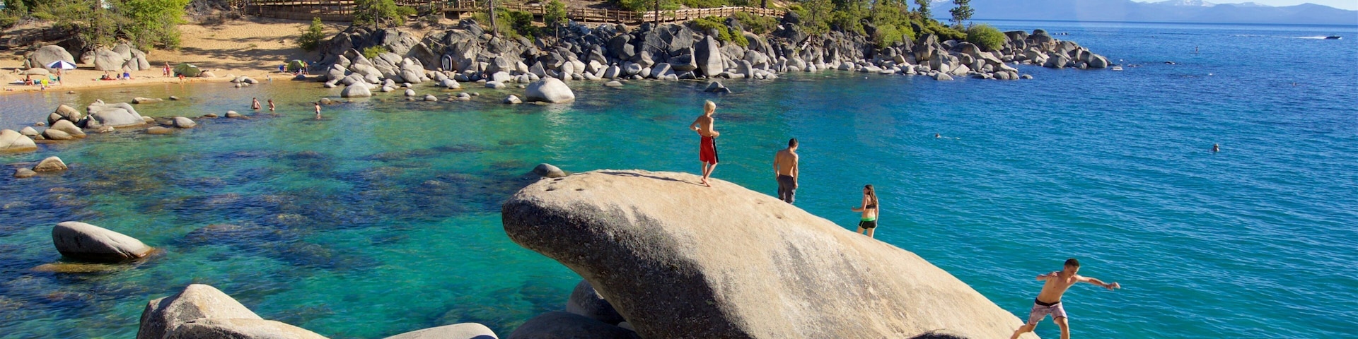 Sand Harbor mostrando cenas tranquilas e um lago ou charco assim como um pequeno grupo de pessoas