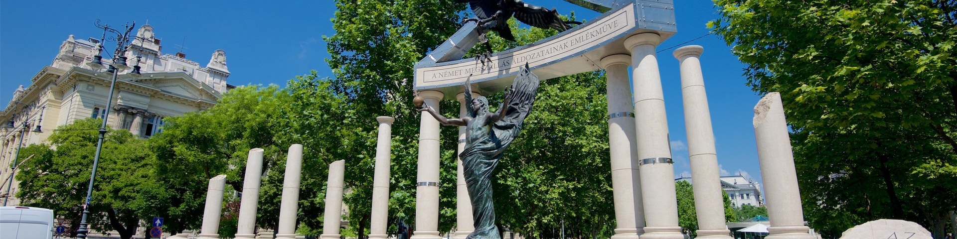 Lipótváros mostrando uma estátua ou escultura e um monumento