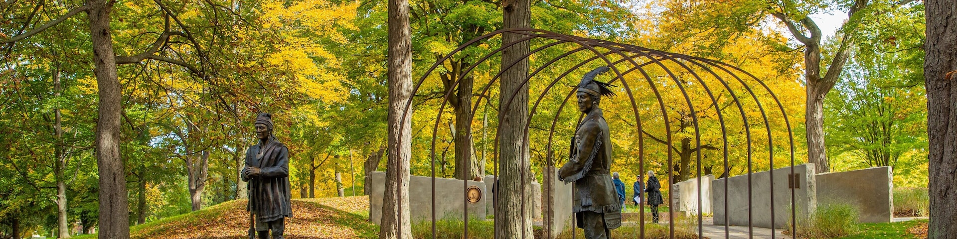 Queenston Heights Park which includes fall colors, a statue or sculpture and a garden