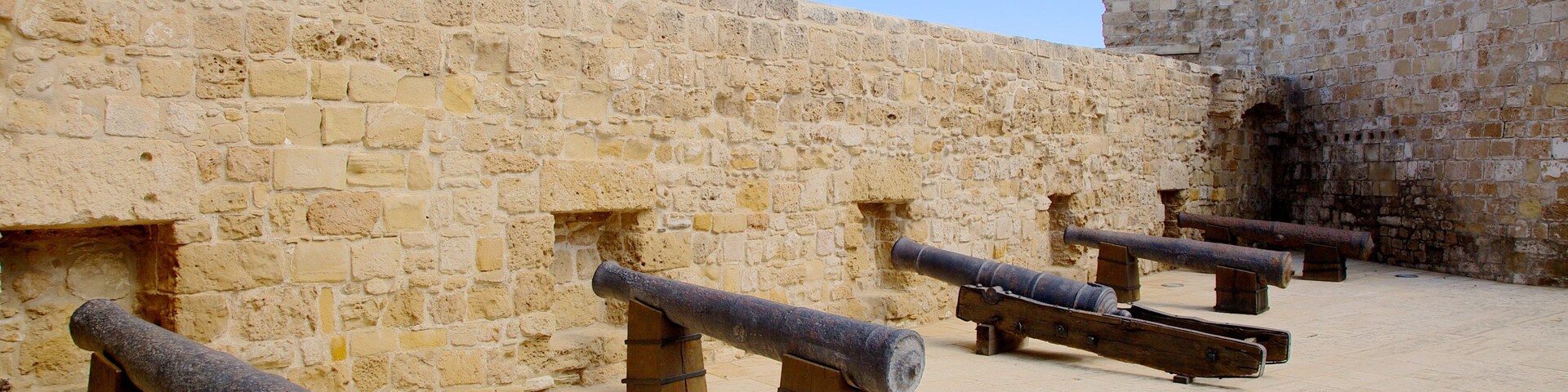 Forte de Larnaca mostrando arquitetura de patrimĂŽnio e itens militares