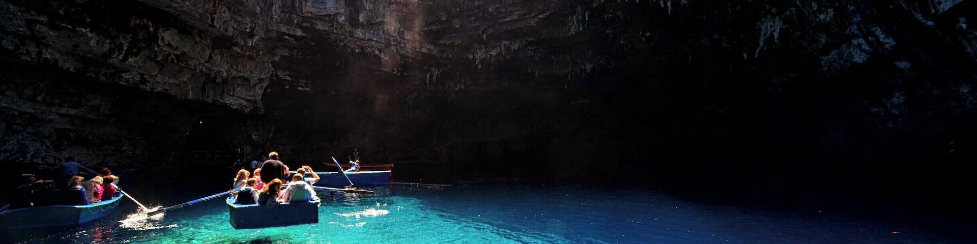 Piscina azul límpida rodeada por falésias rochosas.
