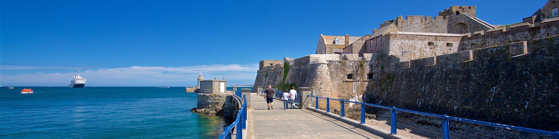Castle Cornet showing general coastal views, heritage elements and a bridge