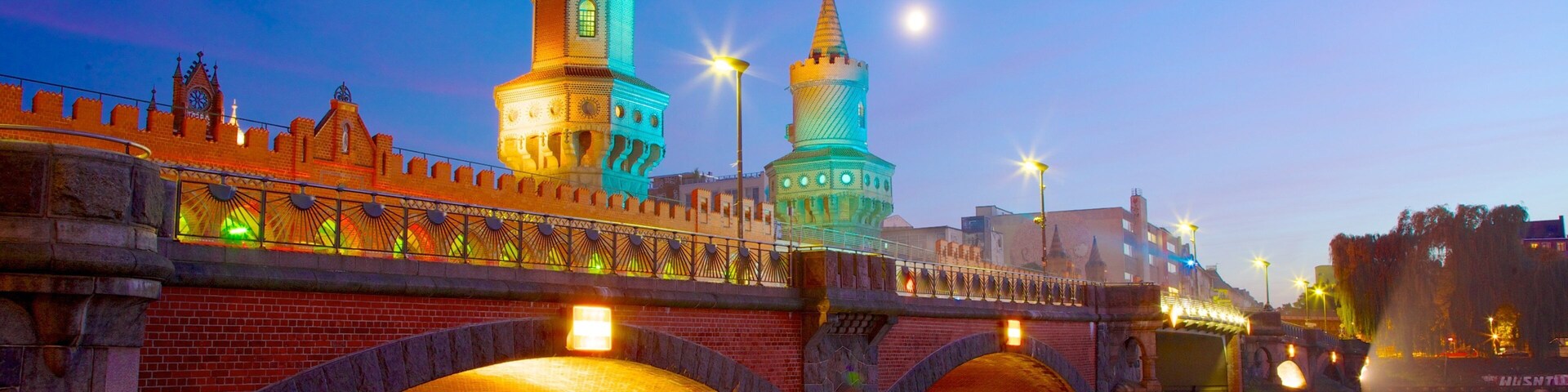 Ponte Oberbaum caracterizando uma cidade, uma ponte e um rio ou córrego