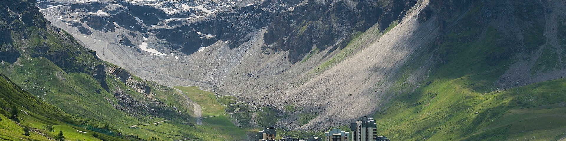 Alpes du Nord which includes landscape views, mountains and a lake or waterhole