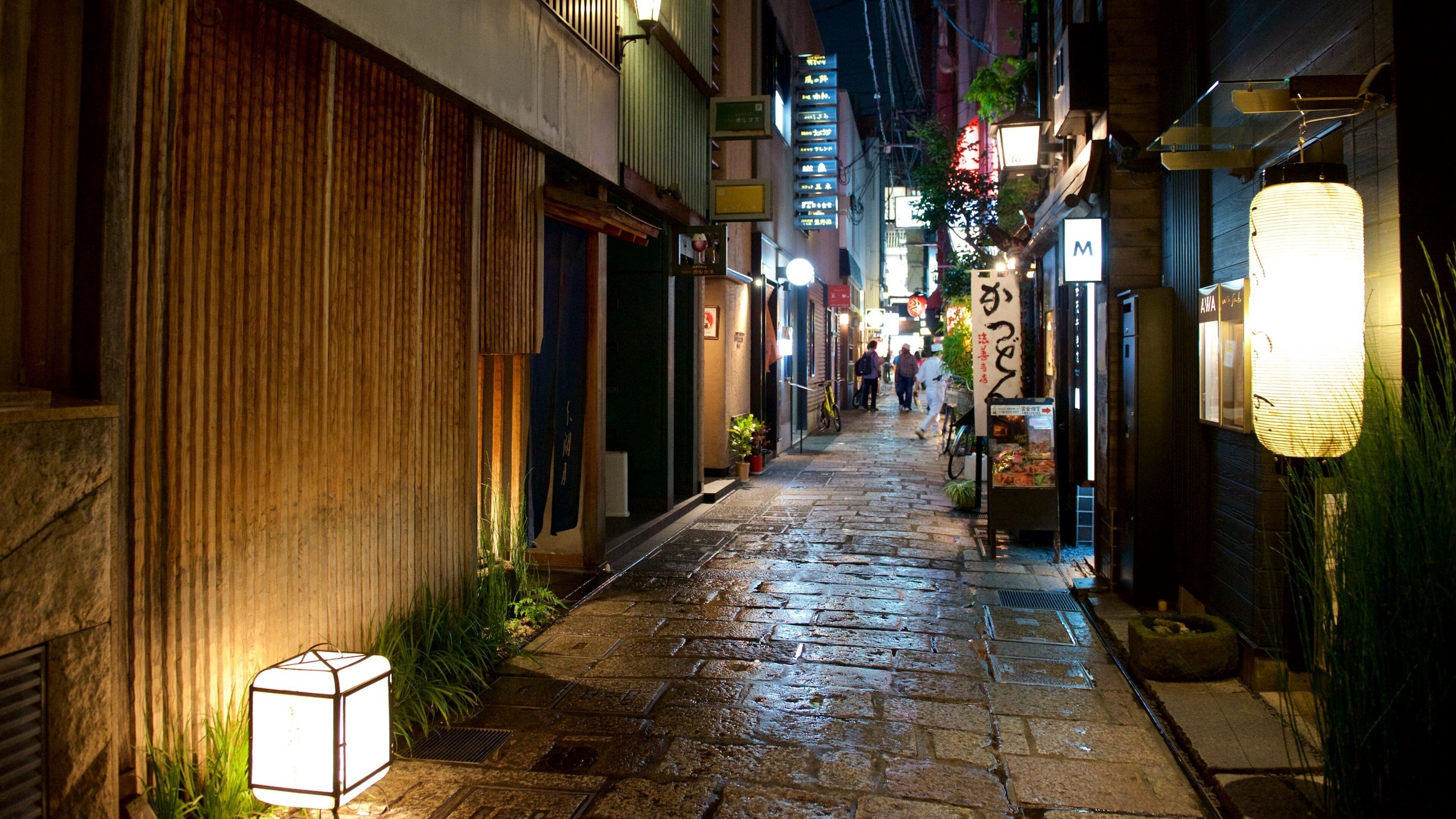 Hozenji-Yokocho que inclui cenas de rua