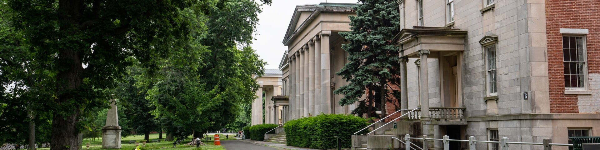 Staten Island Museum which includes a park and heritage architecture