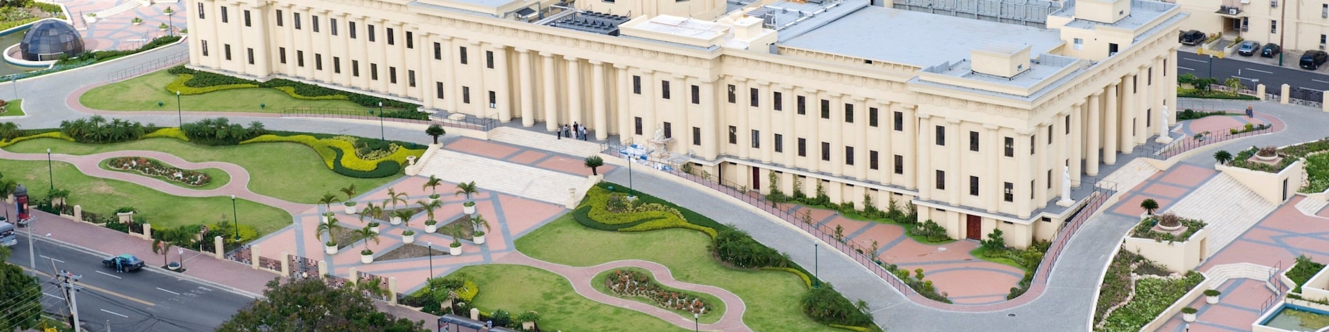 Palace of Fine Arts que inclui uma cidade, um pequeno castelo ou palácio e cenas de rua